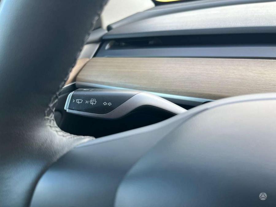 Black Tesla Model Y 2022 in Vilnius, with an engine capacity of 0.00 L and mileage of 115 thousand km for 32999 €, photo 25 on AUTOMOTO.COM.LV