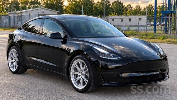 Black Tesla Model Y 2022 in Riga, with an engine capacity of 0.00 L and mileage of 138 thousand km for 26500 €, photo 3 on AUTOMOTO.COM.LV