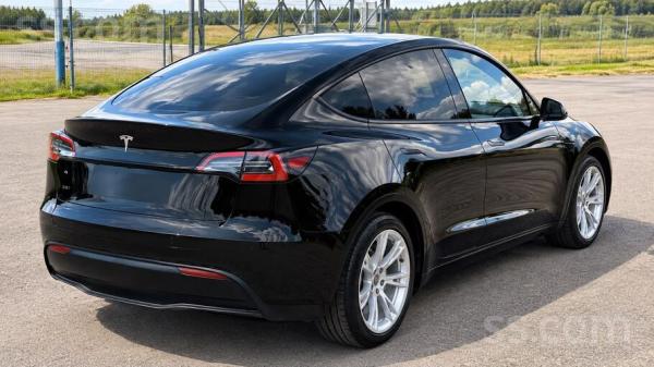 Black Tesla Model Y 2022 in Riga, with an engine capacity of 0.00 L and mileage of 138 thousand km for 26500 €, photo 4 on AUTOMOTO.COM.LV