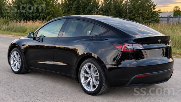 Black Tesla Model Y 2022 in Riga, with an engine capacity of 0.00 L and mileage of 138 thousand km for 26500 €, photo 5 on AUTOMOTO.COM.LV
