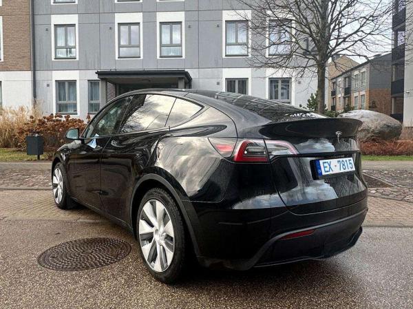 Black Tesla Model Y 2022 in Riga, with an engine capacity of 0.00 L and mileage of 121 thousand km for 30000 €, photo 8 on AUTOMOTO.COM.LV