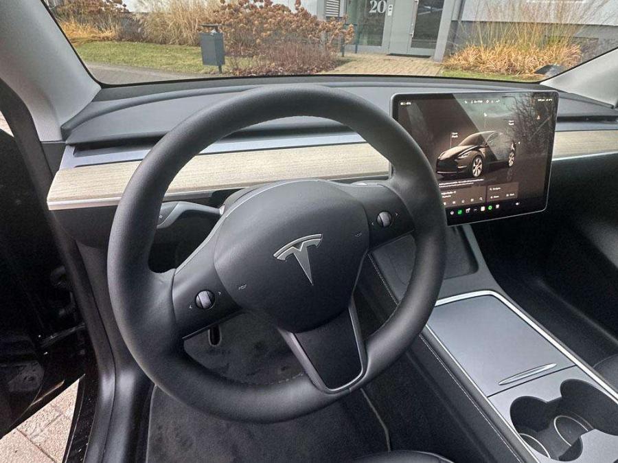Melns Tesla Model Y 2022 Rīga, ar dzinēja tilpumu 0.00 L un nobraukumu 121 tūkst. km par 30000 €, foto 14 vietnē AUTOMOTO.COM.LV