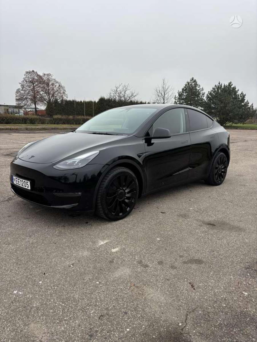 Black Tesla Model Y 2023 in Kaunas, with an engine capacity of 0.00 L and mileage of 60 thousand km for 30990 €, photo 1 on AUTOMOTO.COM.LV