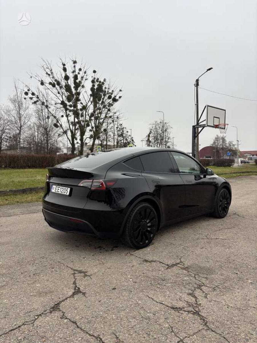 Black Tesla Model Y 2023 in Kaunas, with an engine capacity of 0.00 L and mileage of 60 thousand km for 30990 €, photo 2 on AUTOMOTO.COM.LV