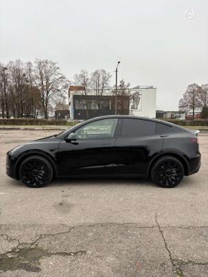 Black Tesla Model Y 2023 in Kaunas, with an engine capacity of 0.00 L and mileage of 60 thousand km for 30990 €, photo 3 on AUTOMOTO.COM.LV