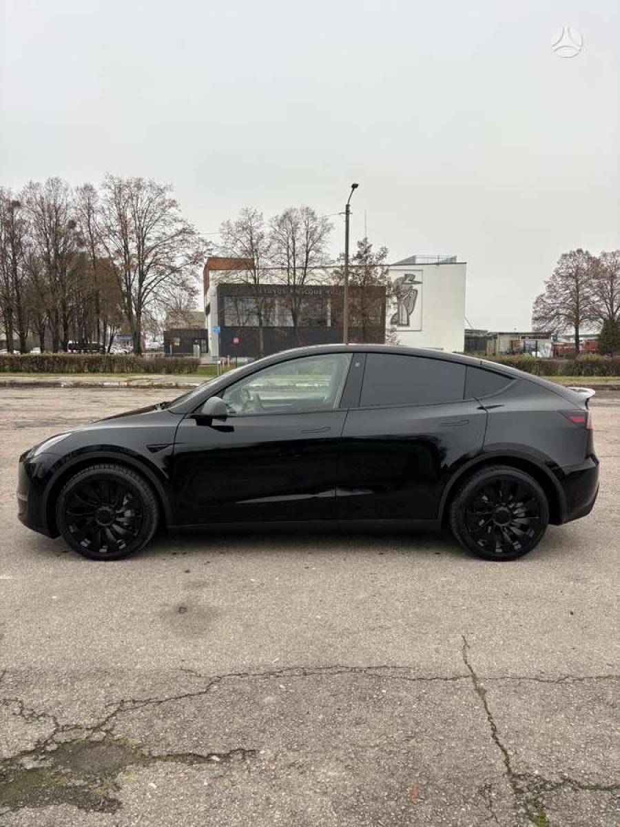 Black Tesla Model Y 2023 in Kaunas, with an engine capacity of 0.00 L and mileage of 60 thousand km for 30990 €, photo 3 on AUTOMOTO.COM.LV