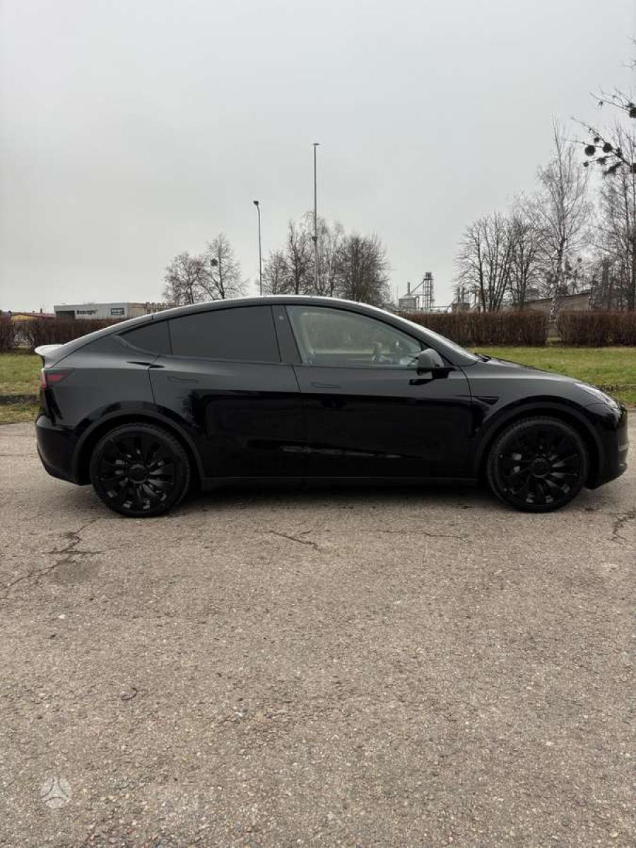 Black Tesla Model Y 2023 in Kaunas, with an engine capacity of 0.00 L and mileage of 60 thousand km for 30990 €, photo 4 on AUTOMOTO.COM.LV