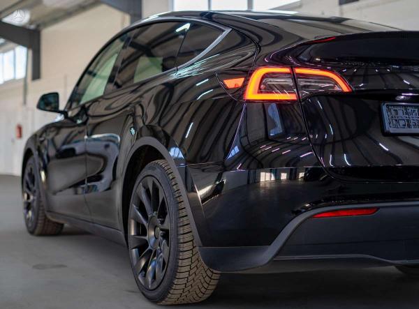Black Tesla Model Y 2023 in Kaunas, with an engine capacity of 0.00 L and mileage of 42 thousand km for 33990 €, photo 11 on AUTOMOTO.COM.LV