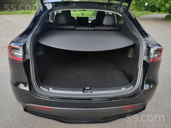 Black Tesla Model Y 2023 in Riga, with an engine capacity of 0.00 L and mileage of 100 thousand km for 28000 €, photo 9 on AUTOMOTO.COM.LV