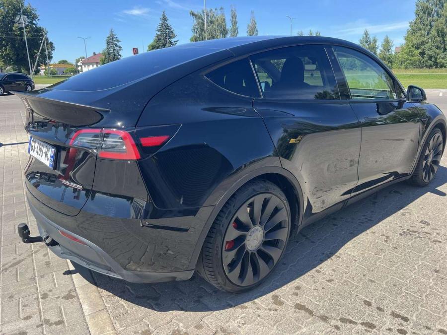 Black Tesla Model Y 2023 in Taurage, with an engine capacity of 0.00 L and mileage of 40 thousand km for 28500 €, photo 1 on AUTOMOTO.COM.LV