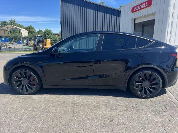 Black Tesla Model Y 2023 in Taurage, with an engine capacity of 0.00 L and mileage of 40 thousand km for 28500 €, photo 2 on AUTOMOTO.COM.LV
