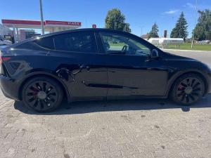 Black Tesla Model Y 2023 in Taurage, with an engine capacity of 0.00 L and mileage of 40 thousand km for 28500 €, photo 4 on AUTOMOTO.COM.LV