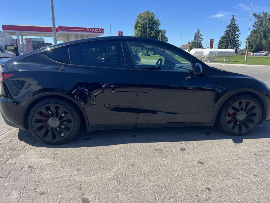 Black Tesla Model Y 2023 in Taurage, with an engine capacity of 0.00 L and mileage of 40 thousand km for 28500 €, photo 4 on AUTOMOTO.COM.LV