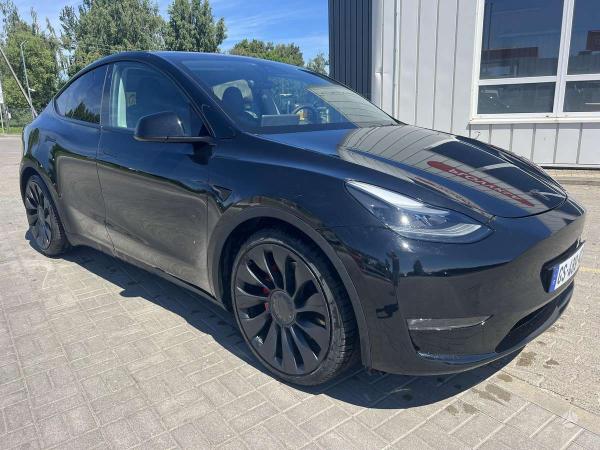 Black Tesla Model Y 2023 in Taurage, with an engine capacity of 0.00 L and mileage of 40 thousand km for 28500 €, photo 7 on AUTOMOTO.COM.LV