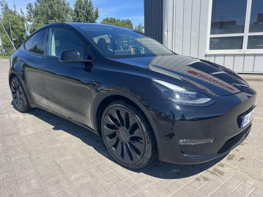 Black Tesla Model Y 2023 in Taurage, with an engine capacity of 0.00 L and mileage of 40 thousand km for 28500 €, photo 8 on AUTOMOTO.COM.LV