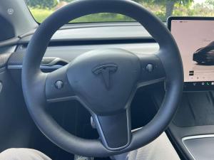 Black Tesla Model Y 2023 in Taurage, with an engine capacity of 0.00 L and mileage of 40 thousand km for 28500 €, photo 13 on AUTOMOTO.COM.LV