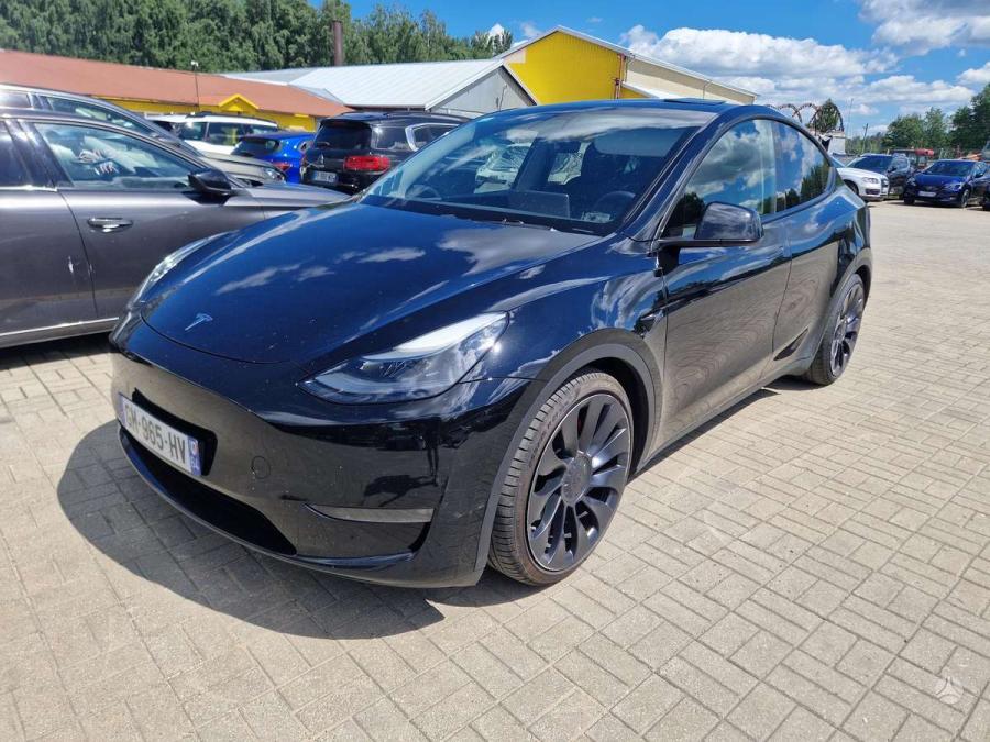 Black Tesla Model Y 2023 in Kaunas, with an engine capacity of 0.00 L and mileage of 305 thousand km for 21000 €, photo 3 on AUTOMOTO.COM.LV