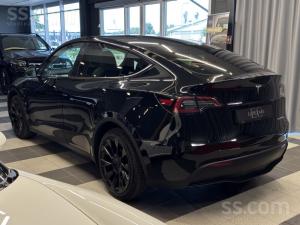 Black Tesla Model Y 2023 in Riga, with an engine capacity of 0.00 L and mileage of 60 thousand km for 35990 €, photo 7 on AUTOMOTO.COM.LV