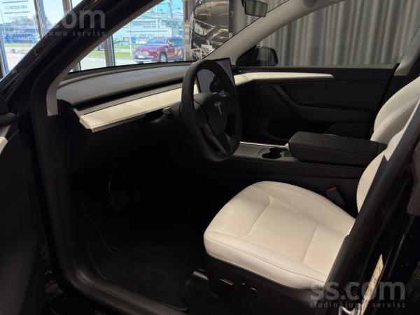 Black Tesla Model Y 2023 in Riga, with an engine capacity of 0.00 L and mileage of 60 thousand km for 35990 €, photo 7 on AUTOMOTO.COM.LV