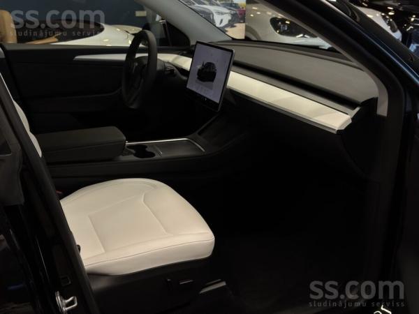 Black Tesla Model Y 2023 in Riga, with an engine capacity of 0.00 L and mileage of 60 thousand km for 35990 €, photo 10 on AUTOMOTO.COM.LV