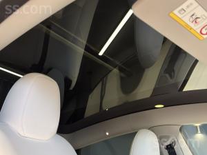 Black Tesla Model Y 2023 in Riga, with an engine capacity of 0.00 L and mileage of 60 thousand km for 35990 €, photo 13 on AUTOMOTO.COM.LV