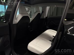 Black Tesla Model Y 2023 in Riga, with an engine capacity of 0.00 L and mileage of 60 thousand km for 35990 €, photo 24 on AUTOMOTO.COM.LV