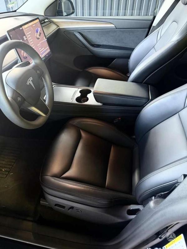 Black Tesla Model Y 2023 in Siauliai, with an engine capacity of 0.00 L and mileage of 46 thousand km for 30900 €, photo 9 on AUTOMOTO.COM.LV
