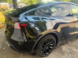Melns Tesla Model Y 2023 Viļņa, ar dzinēja tilpumu 0.00 L un nobraukumu 72 tūkst. km par 32500 €, foto 3 vietnē AUTOMOTO.COM.LV