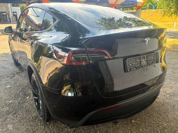 Black Tesla Model Y 2023 in Vilnius, with an engine capacity of 0.00 L and mileage of 72 thousand km for 32500 €, photo 5 on AUTOMOTO.COM.LV