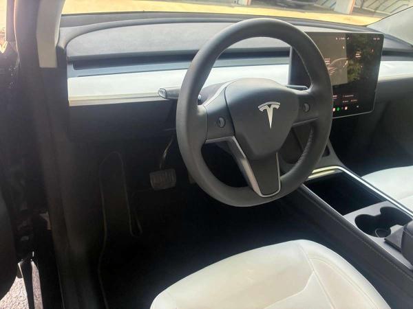 Black Tesla Model Y 2023 in Vilnius, with an engine capacity of 0.00 L and mileage of 72 thousand km for 32500 €, photo 10 on AUTOMOTO.COM.LV