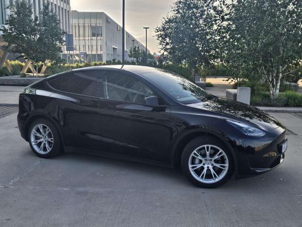 Black Tesla Model Y 2023 in Vilnius, with an engine capacity of 0.00 L and mileage of 60 thousand km for 25860 €, photo 5 on AUTOMOTO.COM.LV