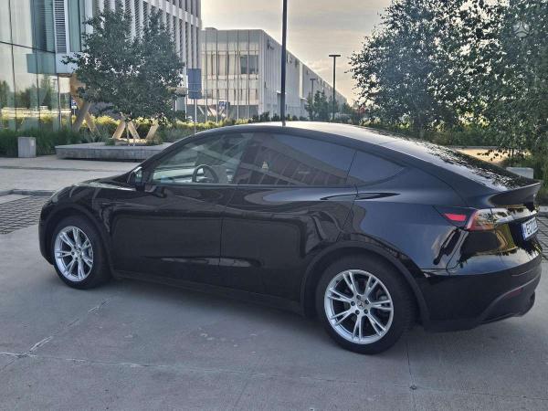 Black Tesla Model Y 2023 in Vilnius, with an engine capacity of 0.00 L and mileage of 60 thousand km for 25860 €, photo 10 on AUTOMOTO.COM.LV