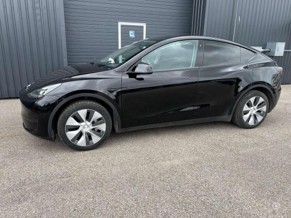 Black Tesla Model Y 2023 in Alytus, with an engine capacity of 0.00 L and mileage of 82 thousand km for 16950 €, photo 3 on AUTOMOTO.COM.LV
