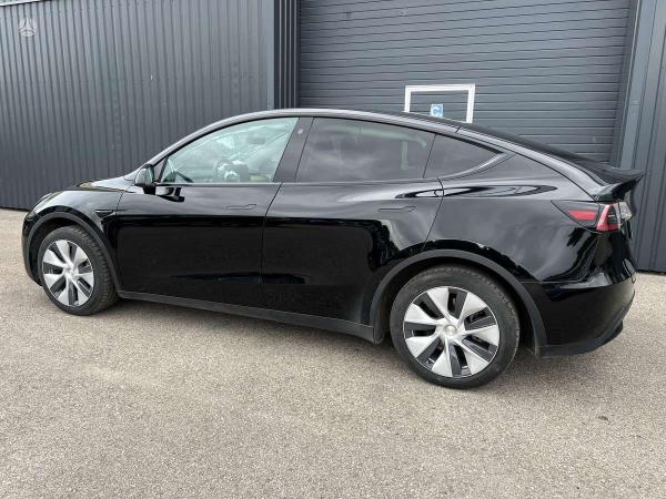 Black Tesla Model Y 2023 in Alytus, with an engine capacity of 0.00 L and mileage of 82 thousand km for 16950 €, photo 4 on AUTOMOTO.COM.LV