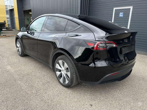 Black Tesla Model Y 2023 in Alytus, with an engine capacity of 0.00 L and mileage of 82 thousand km for 16950 €, photo 5 on AUTOMOTO.COM.LV