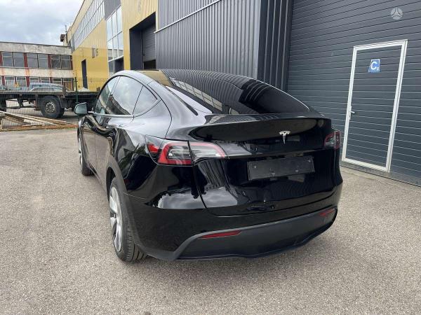 Black Tesla Model Y 2023 in Alytus, with an engine capacity of 0.00 L and mileage of 82 thousand km for 16950 €, photo 6 on AUTOMOTO.COM.LV