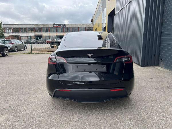 Black Tesla Model Y 2023 in Alytus, with an engine capacity of 0.00 L and mileage of 82 thousand km for 16950 €, photo 7 on AUTOMOTO.COM.LV