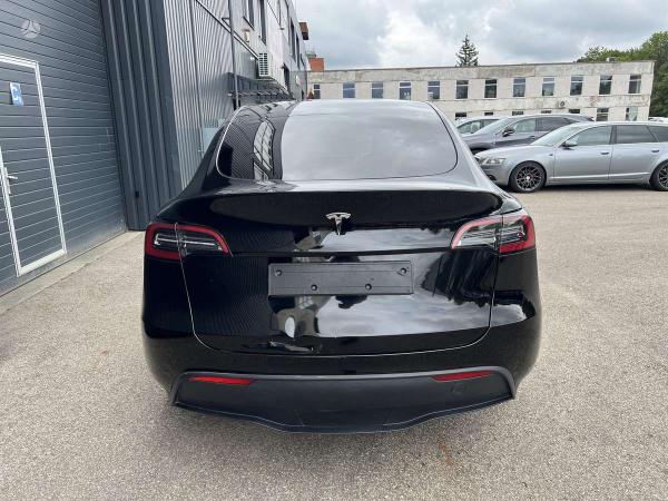 Black Tesla Model Y 2023 in Alytus, with an engine capacity of 0.00 L and mileage of 82 thousand km for 16950 €, photo 8 on AUTOMOTO.COM.LV