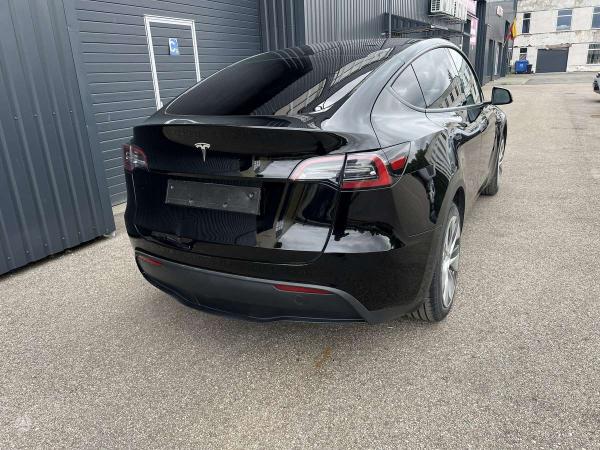 Black Tesla Model Y 2023 in Alytus, with an engine capacity of 0.00 L and mileage of 82 thousand km for 16950 €, photo 9 on AUTOMOTO.COM.LV
