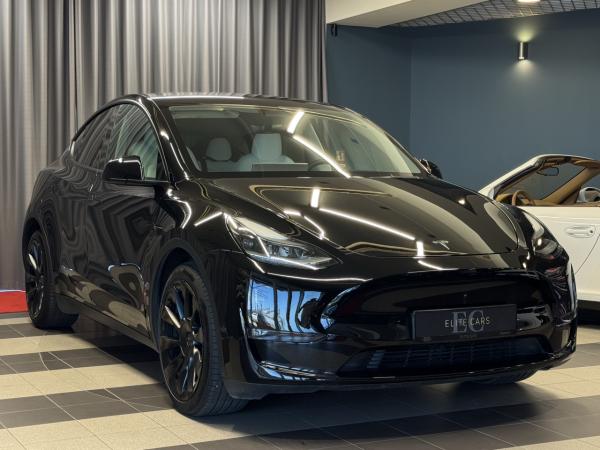 Black Tesla Model Y 2023 in Riga, with an engine capacity of 0.00 L and mileage of 60 thousand km for 35990 €, photo 2 on AUTOMOTO.COM.LV