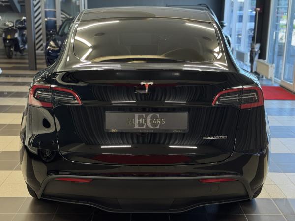 Black Tesla Model Y 2023 in Riga, with an engine capacity of 0.00 L and mileage of 60 thousand km for 35990 €, photo 4 on AUTOMOTO.COM.LV