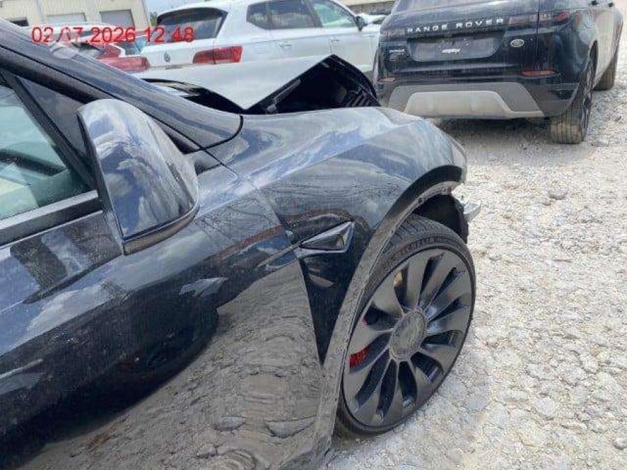 Black Tesla Model Y 2023 in Klaipeda, with an engine capacity of 0.00 L and mileage of 51 thousand km for 18876 €, photo 4 on AUTOMOTO.COM.LV