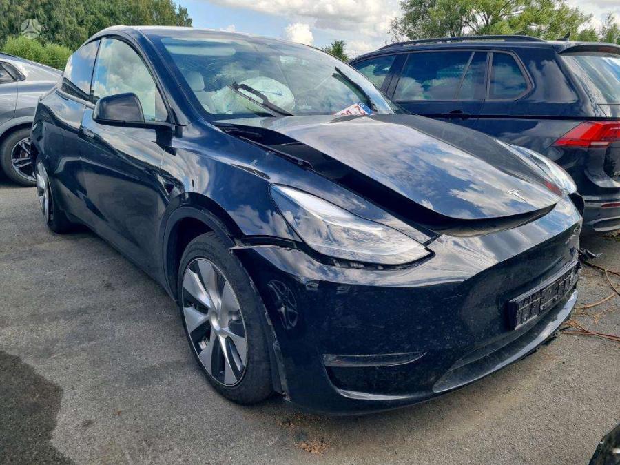 Black Tesla Model Y 2023 in Klaipeda, with an engine capacity of 0.00 L and mileage of 60 thousand km for 20900 €, photo 3 on AUTOMOTO.COM.LV