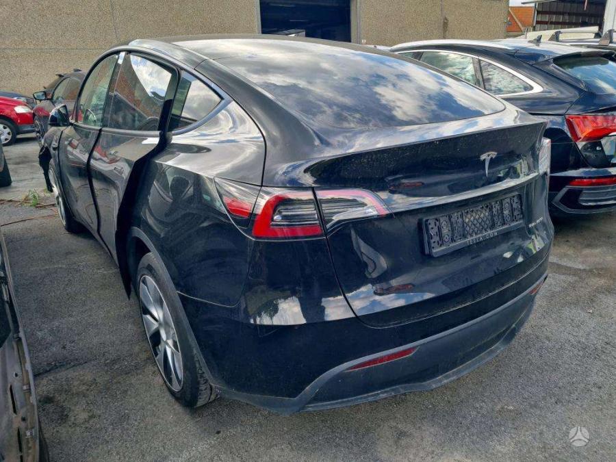 Black Tesla Model Y 2023 in Klaipeda, with an engine capacity of 0.00 L and mileage of 60 thousand km for 20900 €, photo 4 on AUTOMOTO.COM.LV