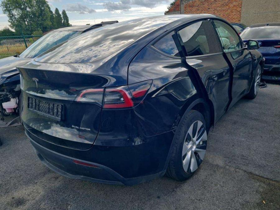 Black Tesla Model Y 2023 in Klaipeda, with an engine capacity of 0.00 L and mileage of 60 thousand km for 20900 €, photo 5 on AUTOMOTO.COM.LV