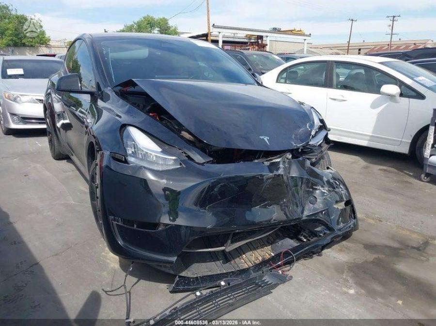 Black Tesla Model Y 2023 in Siauliai, with an engine capacity of 0.00 L and mileage of 78 thousand km for 19400 €, photo 1 on AUTOMOTO.COM.LV