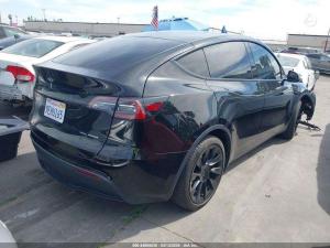 Black Tesla Model Y 2023 in Siauliai, with an engine capacity of 0.00 L and mileage of 78 thousand km for 19400 €, photo 4 on AUTOMOTO.COM.LV