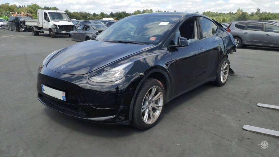 Black Tesla Model Y 2023 in Kaunas, with an engine capacity of 0.00 L and mileage of 135 thousand km for 12800 €, photo 3 on AUTOMOTO.COM.LV