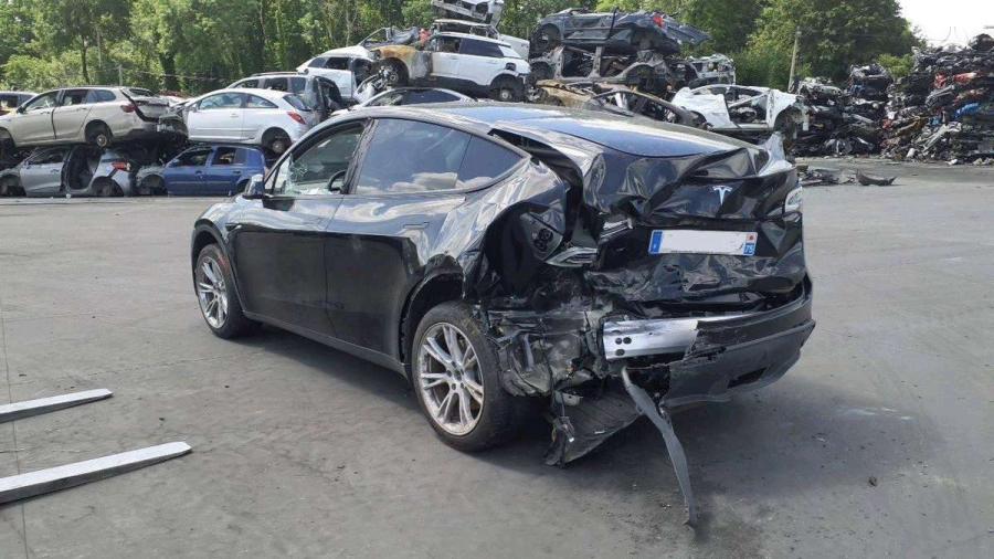Black Tesla Model Y 2023 in Kaunas, with an engine capacity of 0.00 L and mileage of 135 thousand km for 12800 €, photo 4 on AUTOMOTO.COM.LV