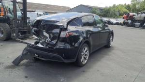 Black Tesla Model Y 2023 in Kaunas, with an engine capacity of 0.00 L and mileage of 135 thousand km for 12800 €, photo 5 on AUTOMOTO.COM.LV